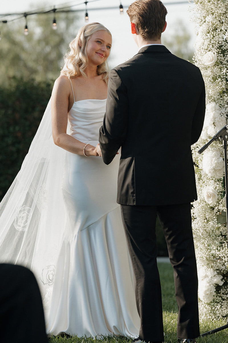 Grace Bride Shea con el vestido Valentina – Grace Loves Lace US