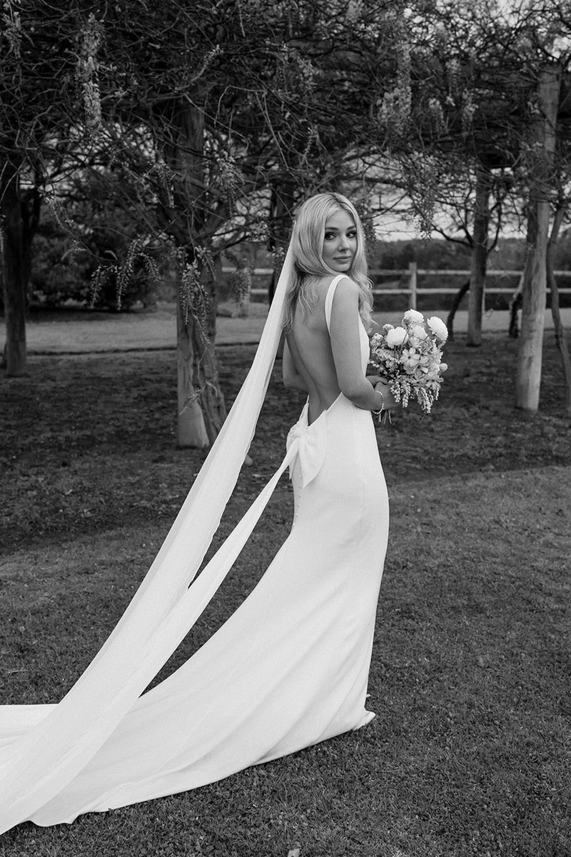 La novia Grace Courtney con un vestido de martini – Grace Loves Lace US