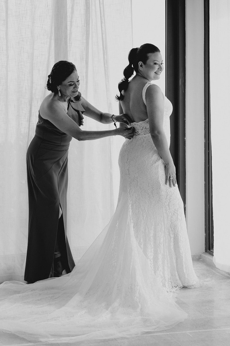 La novia de Grace, Jocelyn, con el vestido Lumi – Grace Loves Lace US