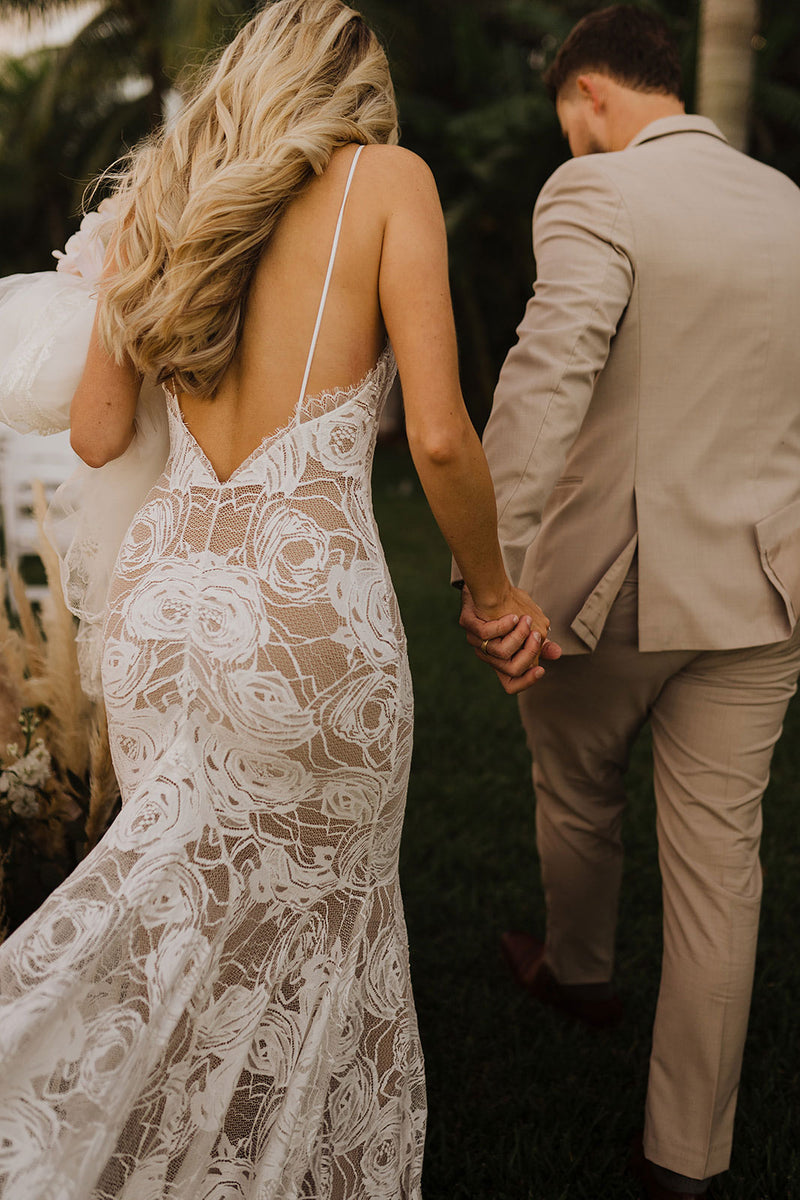 La novia de GRACE, Hannah, con el vestido Clo – Grace Loves Lace US