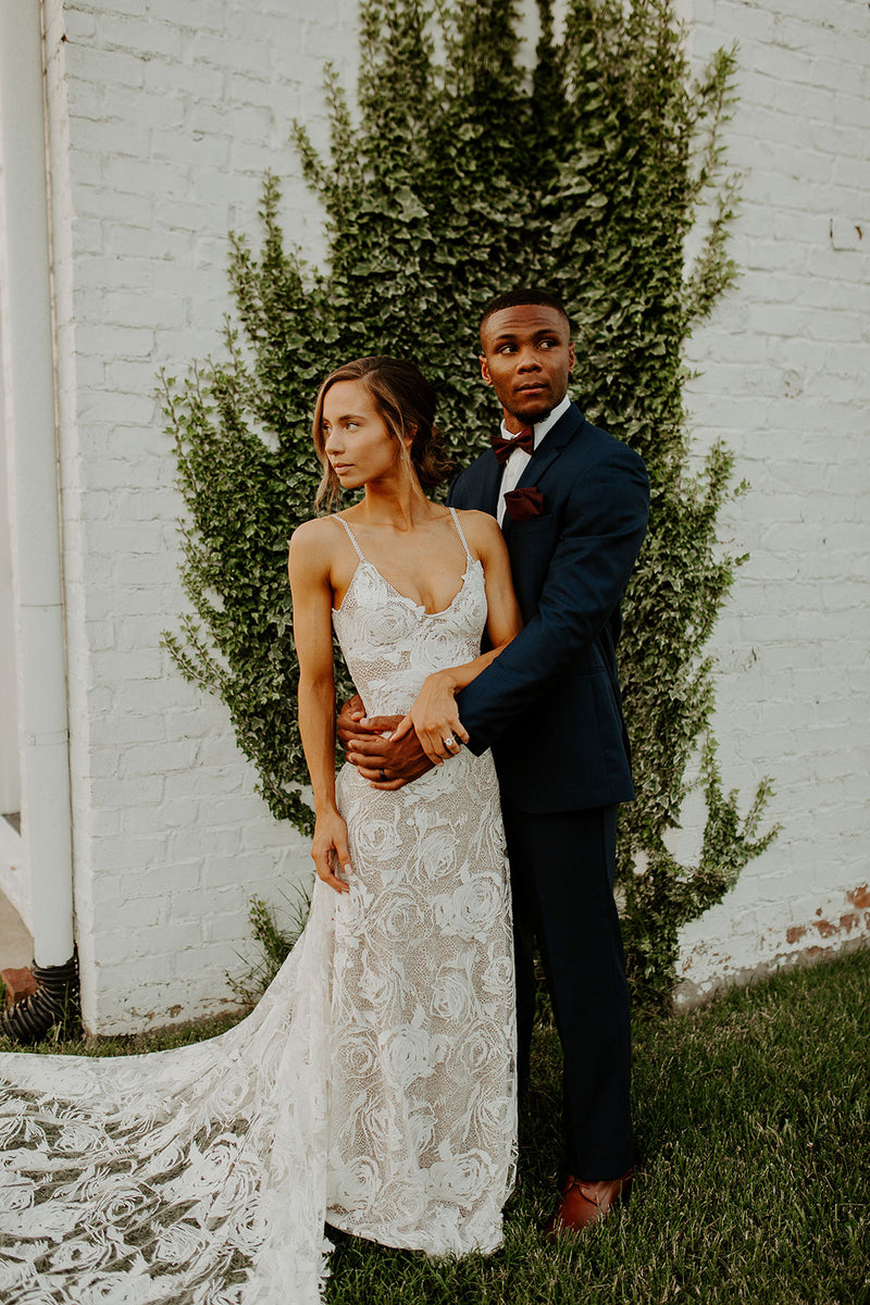 Lydia, la novia de GRACE, con el vestido Rosa – Grace Loves Lace US