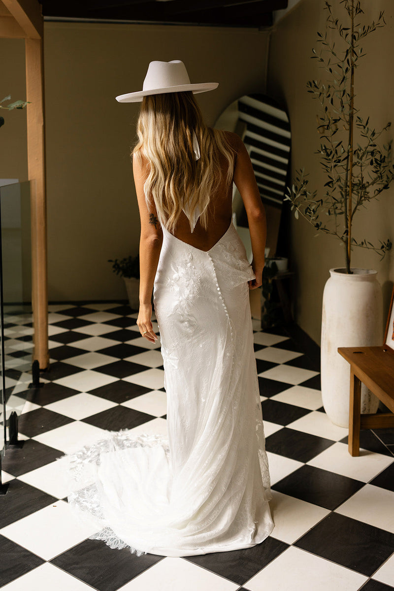 Grace Bride in the Stevie Gown – Grace Loves Lace US
